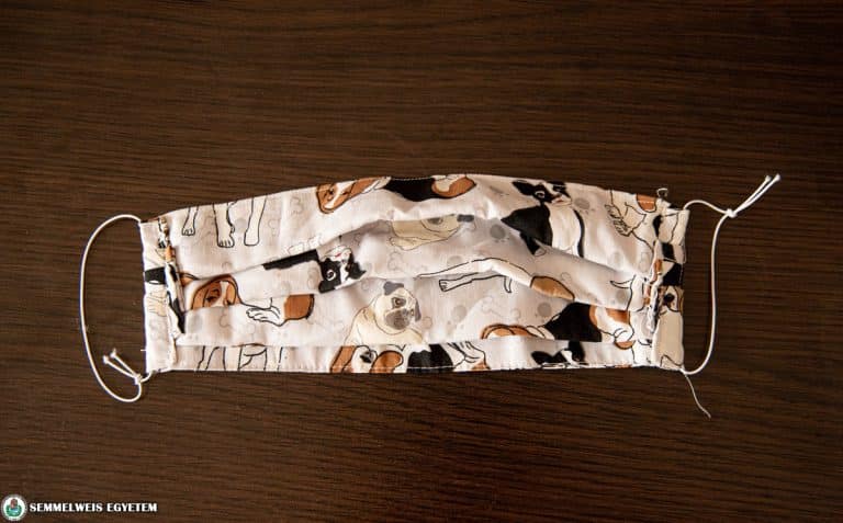 Das Tragen einer Textil-Maske trägt zur Verlangsamung der Epidemie bei ...