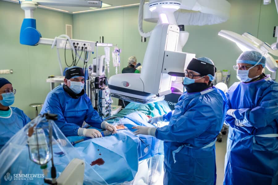 Single-puncture heart valve replacement – 2000th TAVI surgery performed ...