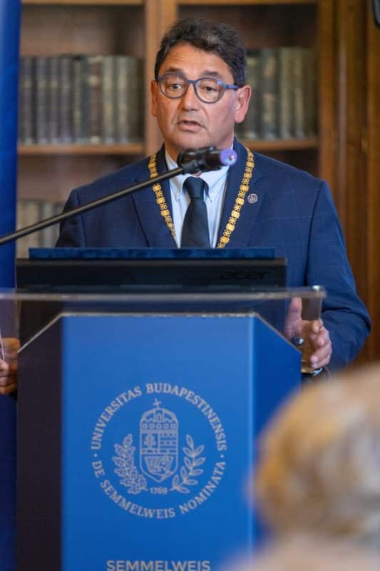 Pro Universitate Életműdíjjal tüntették ki dr. Gera Istvánt – Semmelweis Hírek