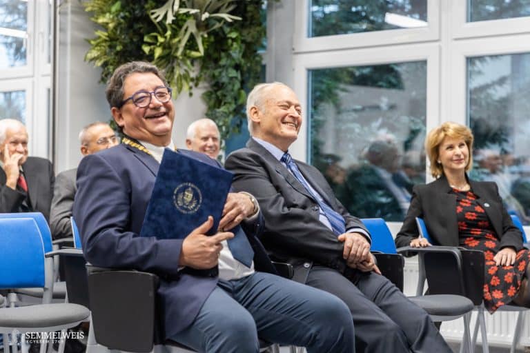 Pro Universitate díjat vehetett át dr. Dzsinich Csaba – Semmelweis Hírek