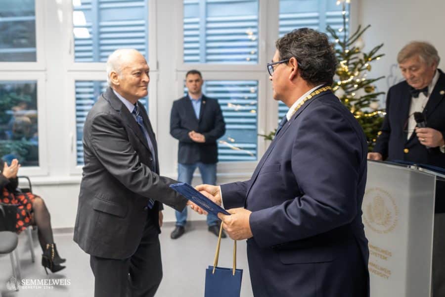 Pro Universitate díjat vehetett át dr. Dzsinich Csaba – Semmelweis Hírek
