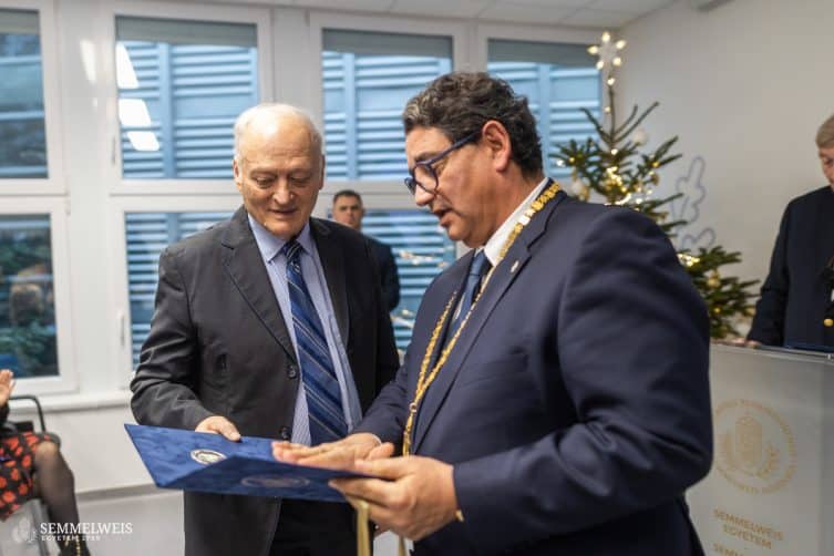 Pro Universitate díjat vehetett át dr. Dzsinich Csaba – Semmelweis Hírek