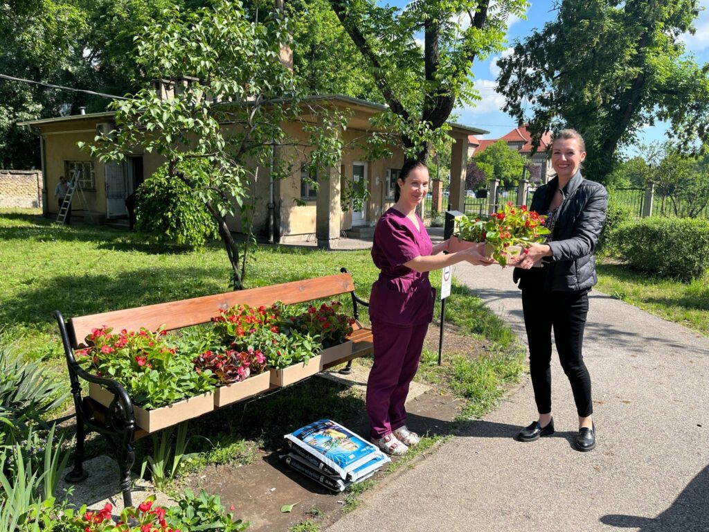 Virágültetés a Merényi Klinikai Tömbben – Merényi Klinikai Tömbigazgatóság