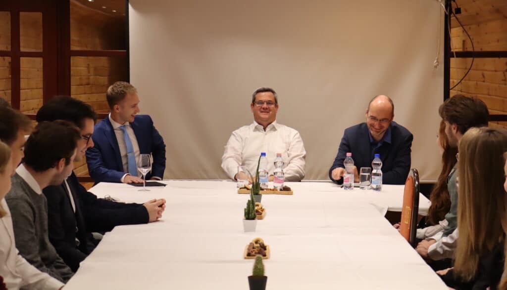 Dr. Takács Péter egészségügyi államtitkár és Dr. Álmos Péter MOK elnök ...